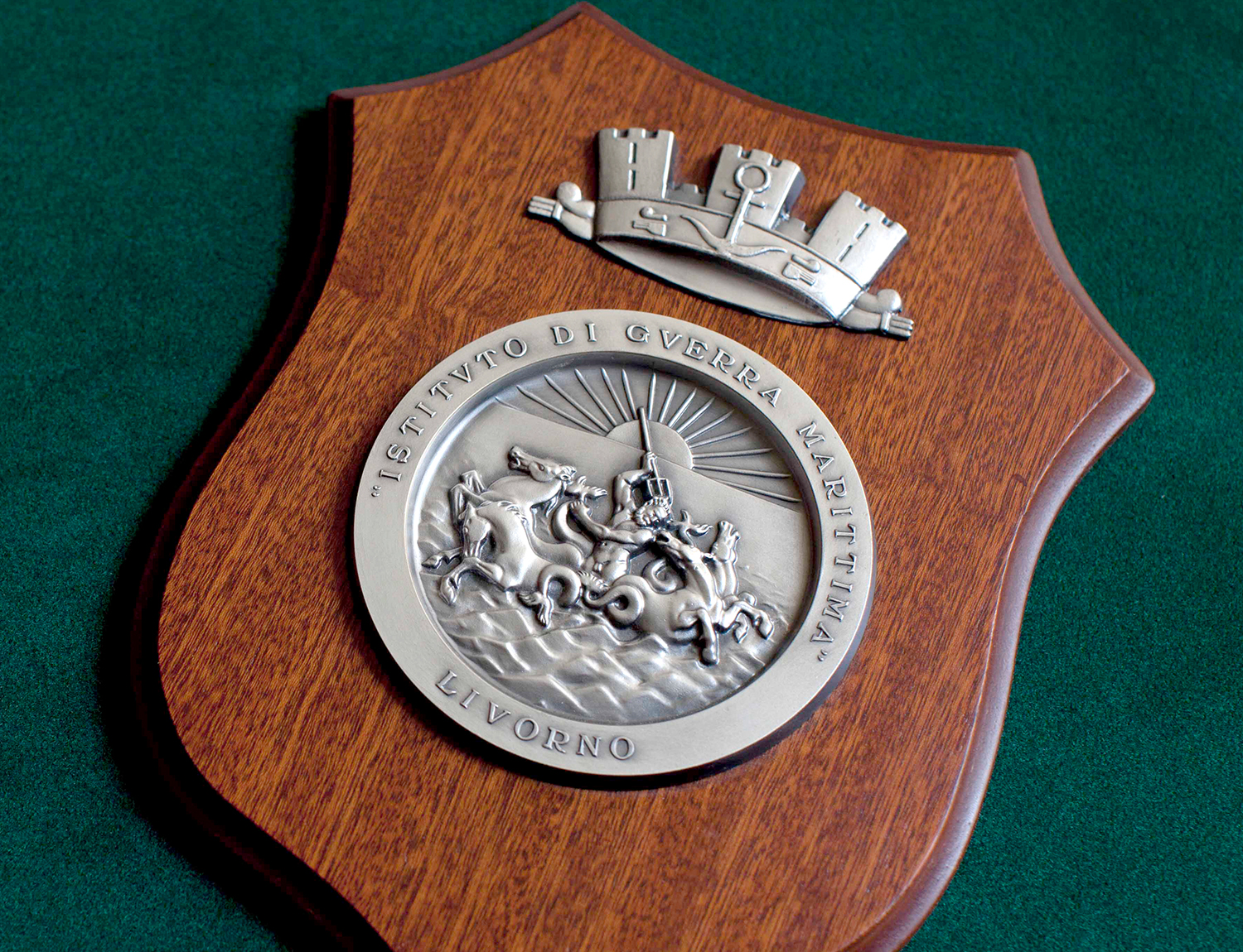 Produzione Crest Militari: Come Nascono Simboli di Onore e Tradizione ...